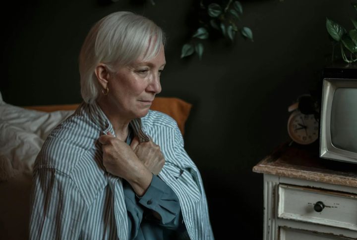 10 quiet signs of loneliness in old age according to psychologists