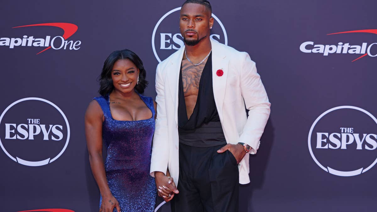 Simone Biles reacts to husband Jonathan Owens' move for St. Louis