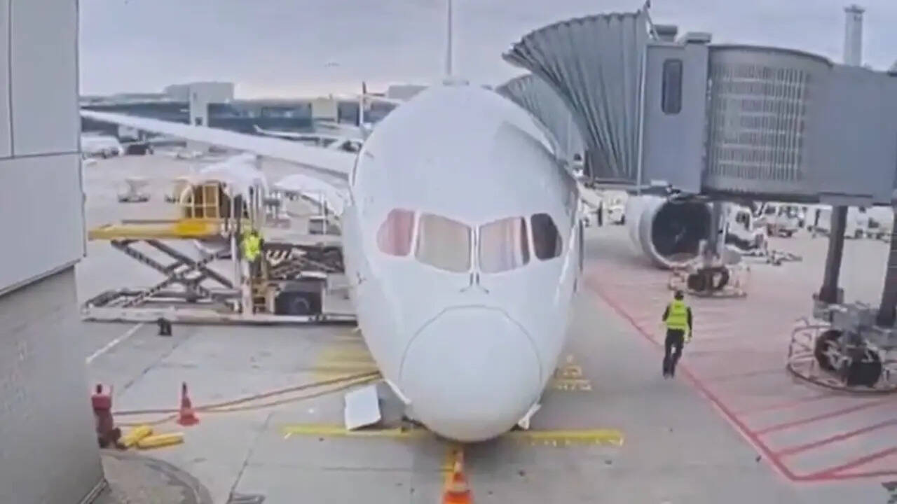 Video: Several Lufthansa employees injured in Boeing nose gear incident ...
