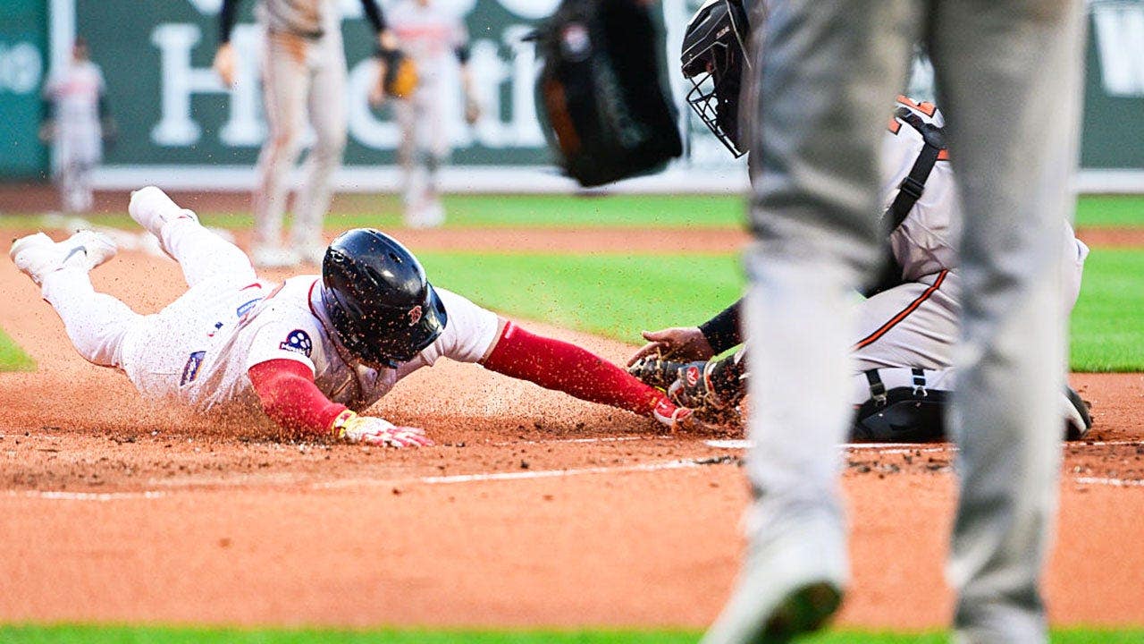 Red Sox third base coach does something never seen before in baseball ...