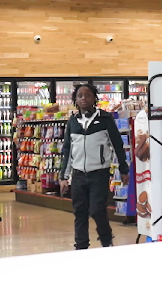 Gas station worker ends up slap boxing a bold kid