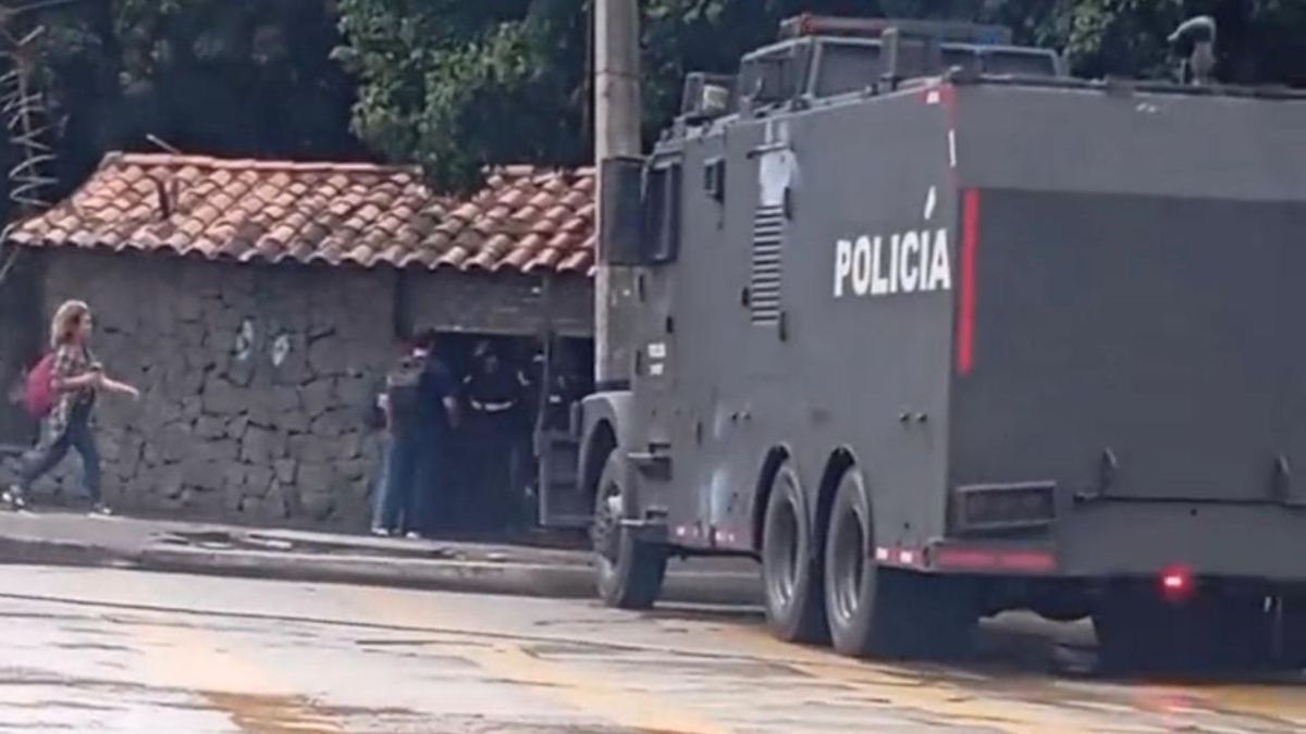 Graves disturbios en la UdeA: cae encapuchado que disparó a policías e ...