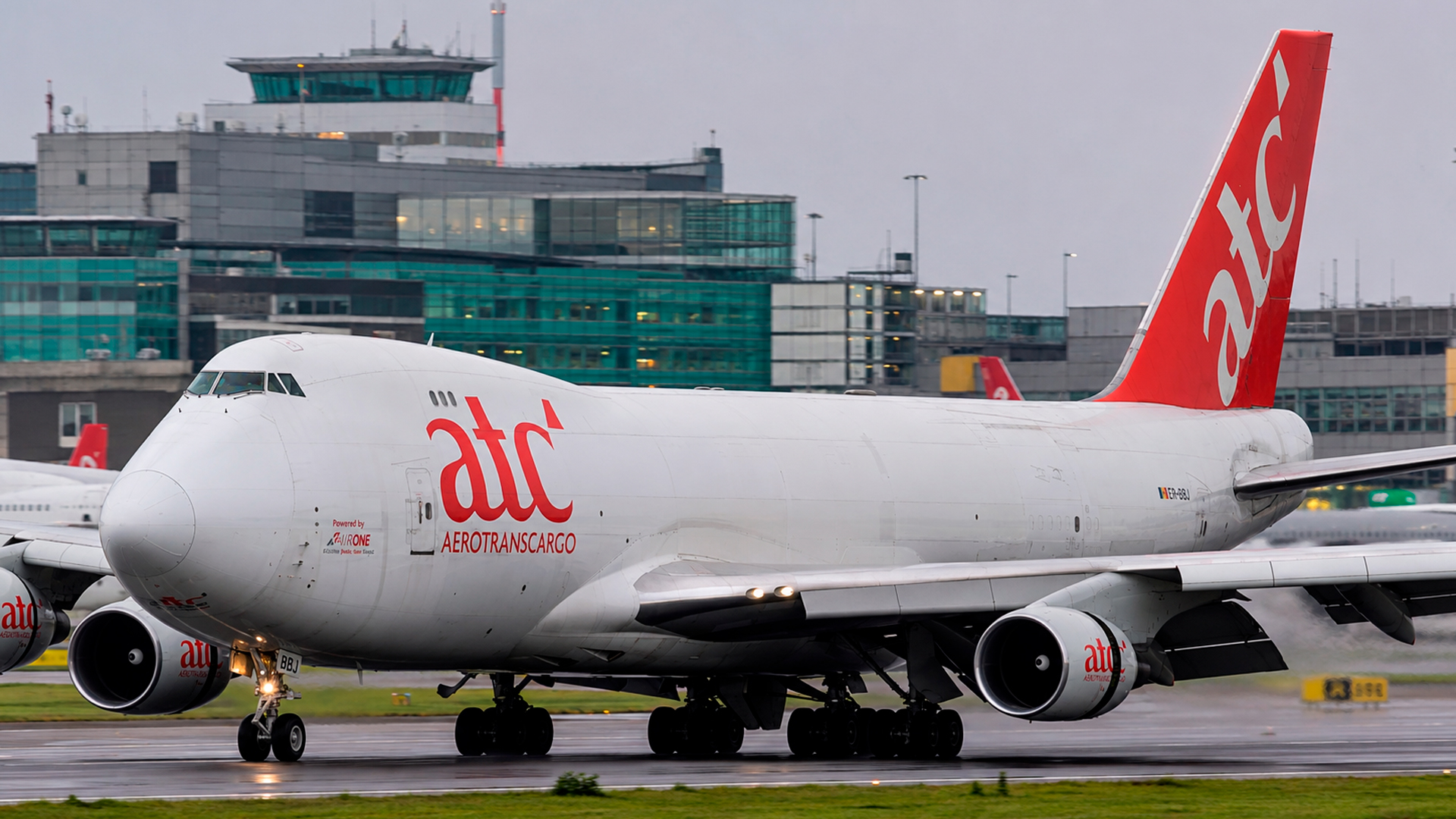 Rare Boeing 747 cargo landing at Manchester