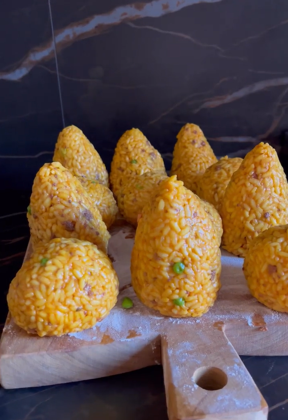 Arancine e arancini siciliani: tradizione e tecnica della formatura a mano