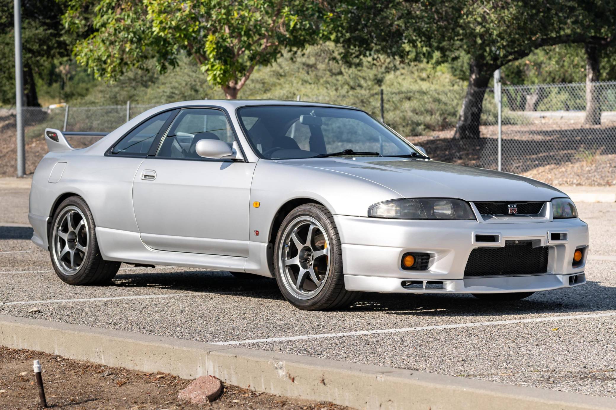 Modified 1995 Nissan Skyline GT-R attracts attention as auction nears close