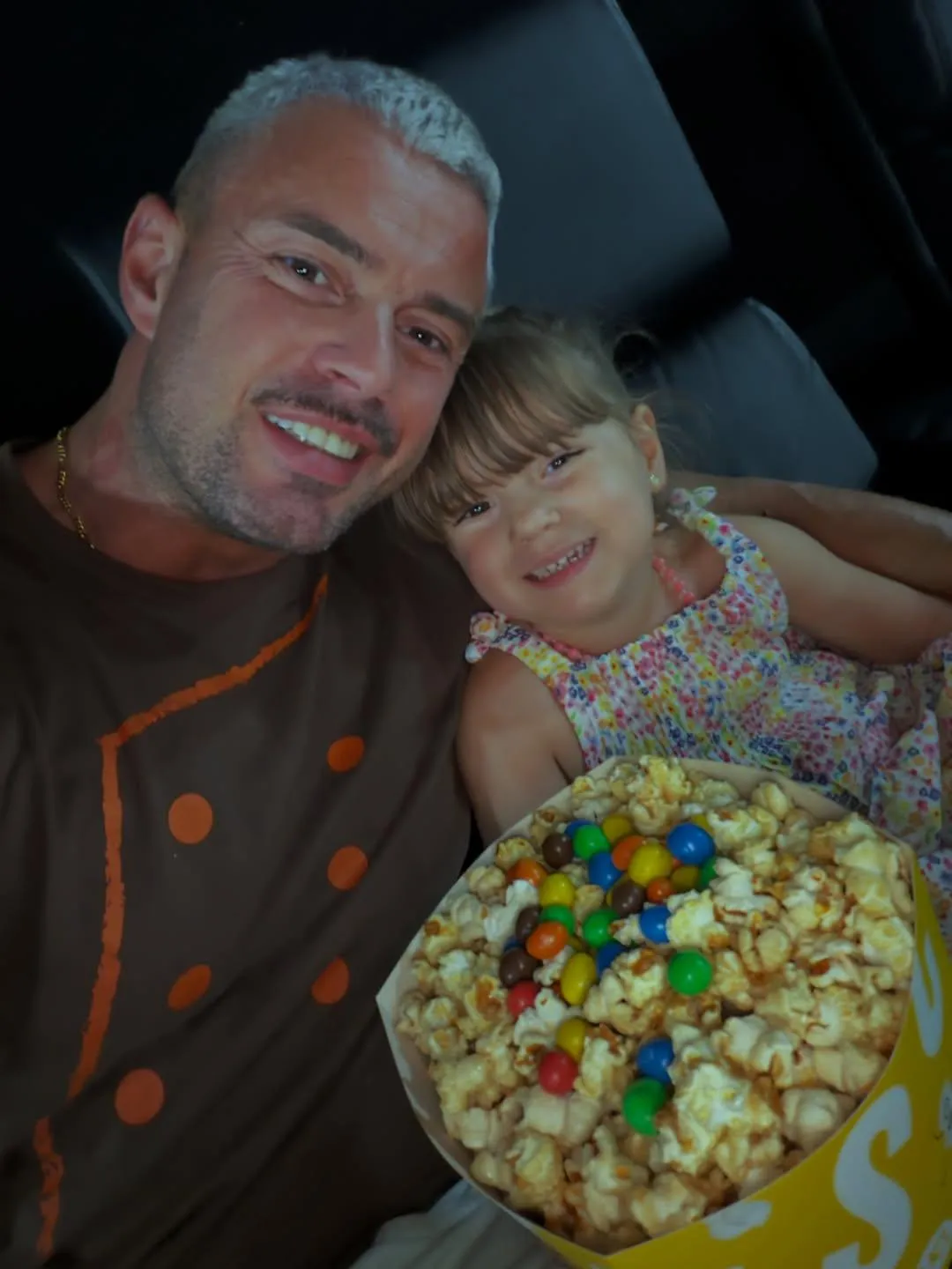 Marco Costa posa com a filha e vinca: "Pai feliz não quer problemas"