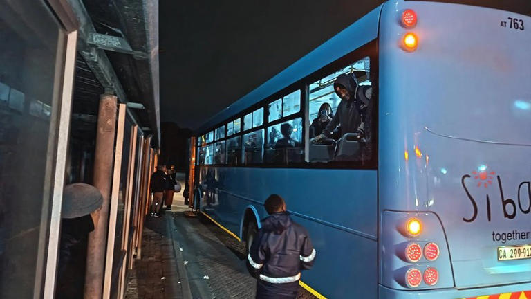Why are Sibanye buses under attack in Du Noon?