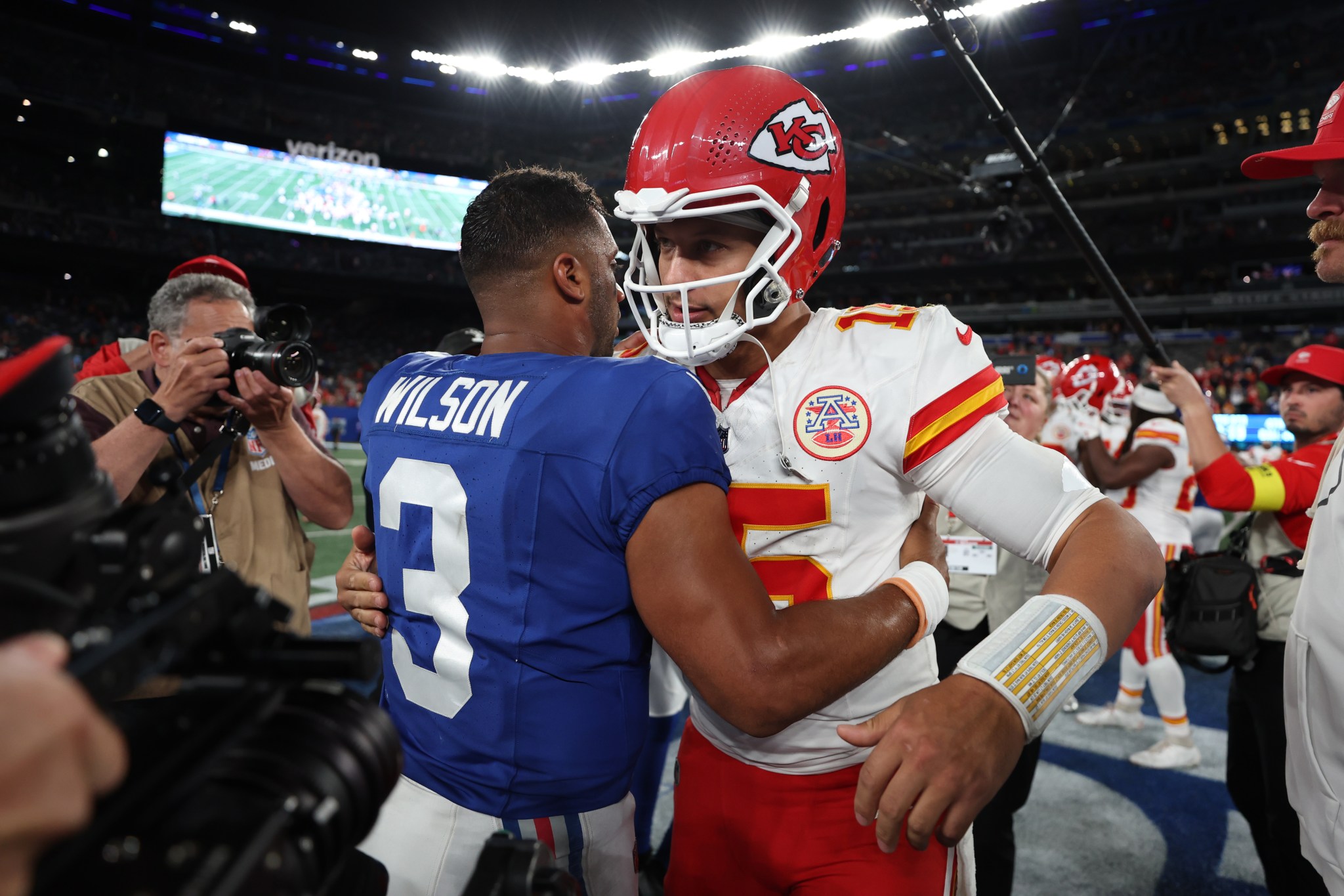 Patrick Mahomes reacts to Russell Wilson's retirement announcement