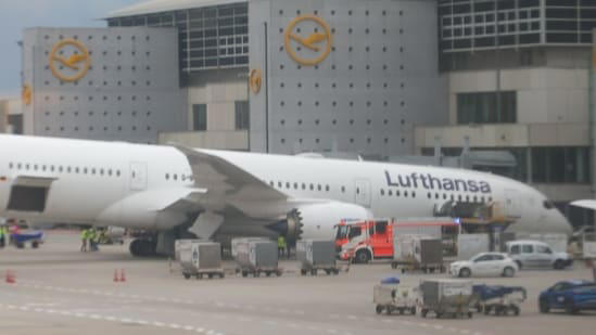 New Lufthansa Dreamliner collapses while parked, dramatic scene ...