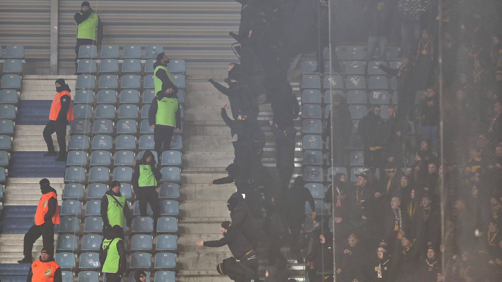 Fan nach Krawallen beim Spiel 1. FC Magdeburg gegen Dynamo Dynamo wegen ...