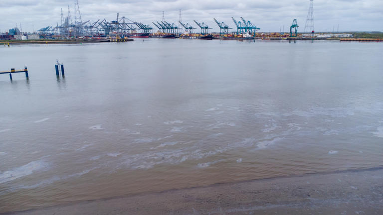 Na olielek begin april in haven van Antwerpen: "Er zat een gat in de romp"