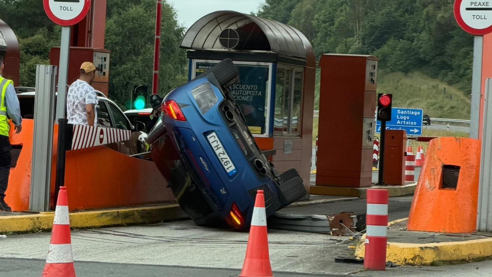 Un coche vuelca en el peaje de la AP-9 en A Coruña a la altura de Guísamo