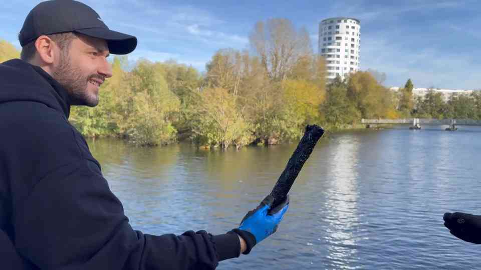 Sie gingen magnetfischen, dann zogen sie etwas Krankes aus dem Fluss