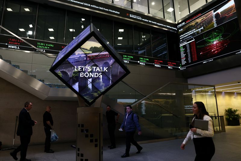UK's FTSE 100 falls to two-week low as bank, energy stocks drag