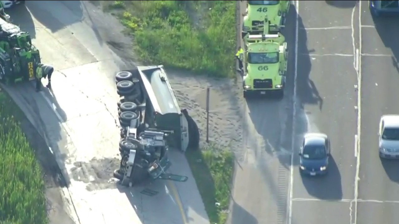 Overturned truck shuts down I-290 entrance ramp
