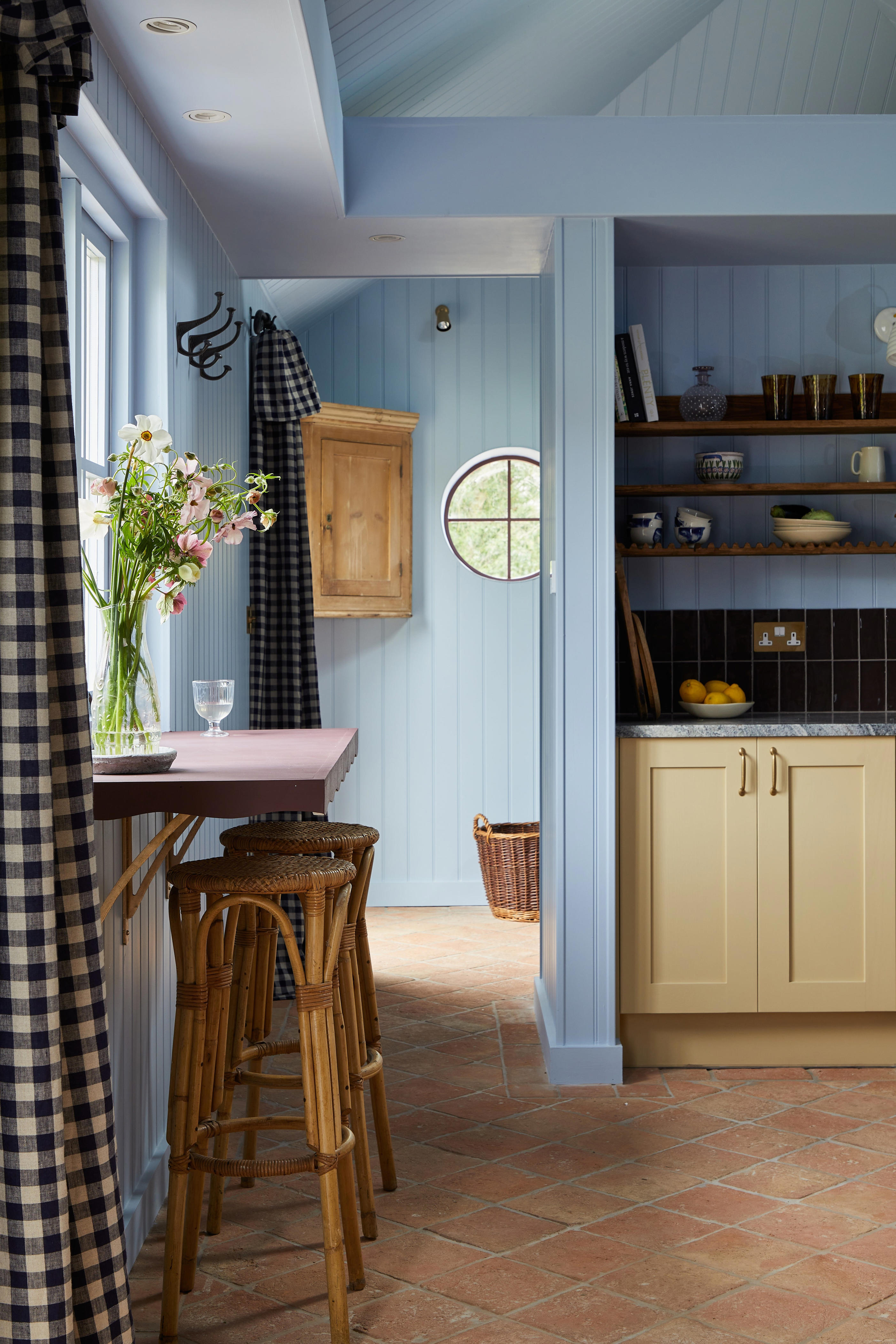 9 affordable dining tables that instantly transform small spaces ...