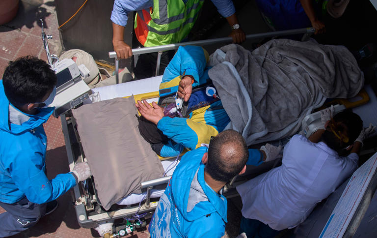 Everest climber stranded for a week without food or oxygen rescued