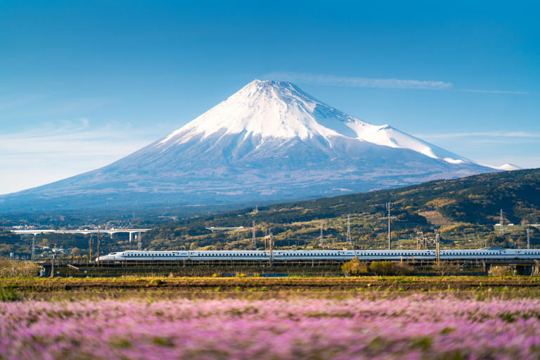 The unwritten rule about eating on Japanese trains