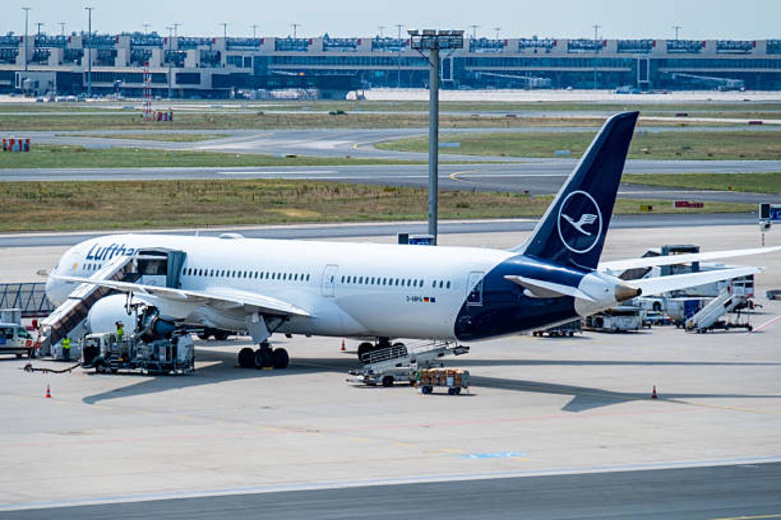 Lufthansa Dreamliner damaged after nose gear collapse at Frankfurt Airport