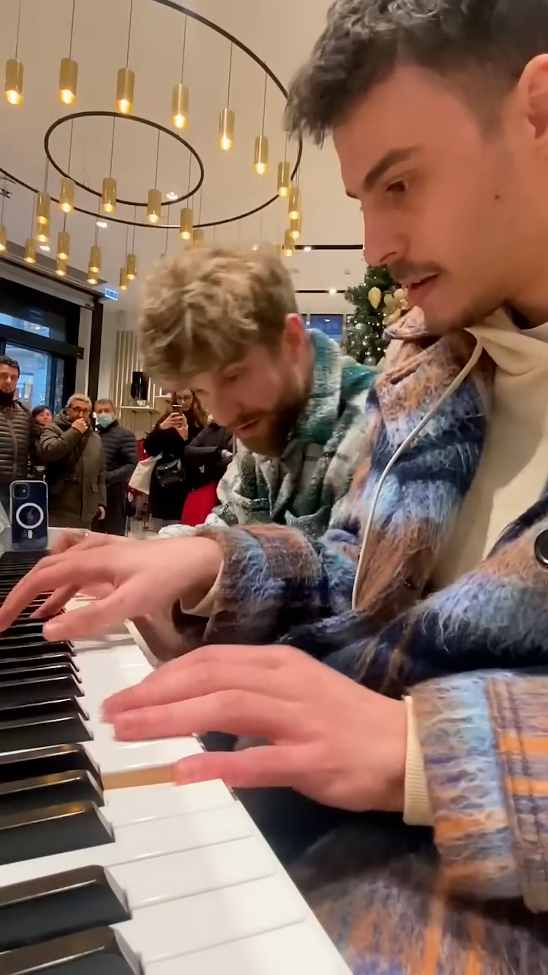 Two pianists turned the supermarket into a concert