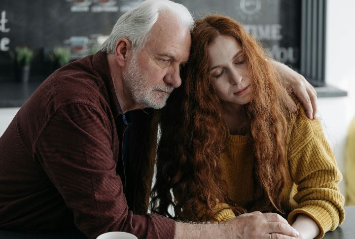 10 quiet signs of loneliness in old age according to psychologists