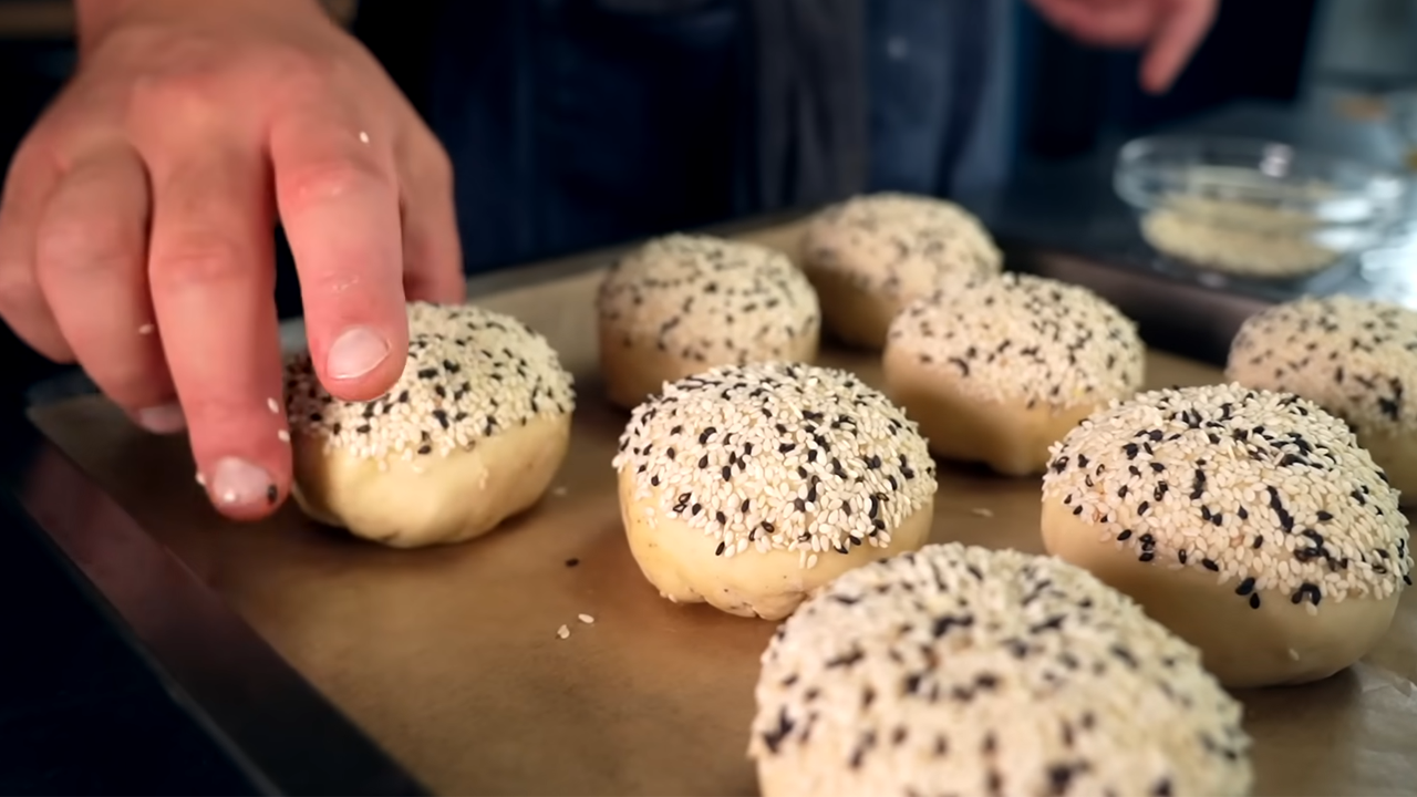 Authentic Taiwanese pepper pork buns | Flaky dough juicy meat filling
