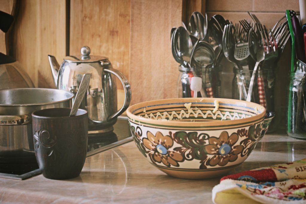 Simple tricks to authenticate vintage Pyrex dishes