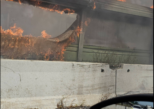 In fiamme barriera fonoassorbente sul Gra: fumo intenso in carreggiata ...