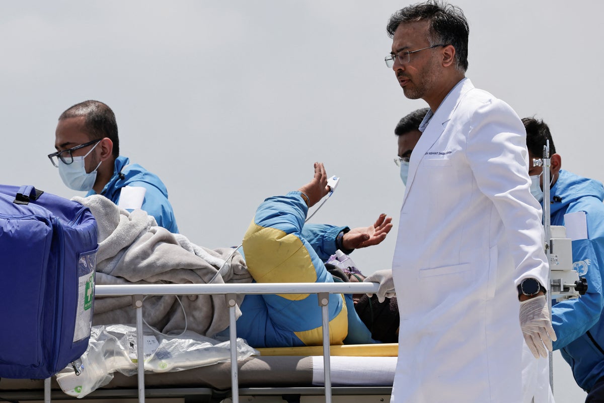 Everest climber stranded for a week without food or oxygen rescued