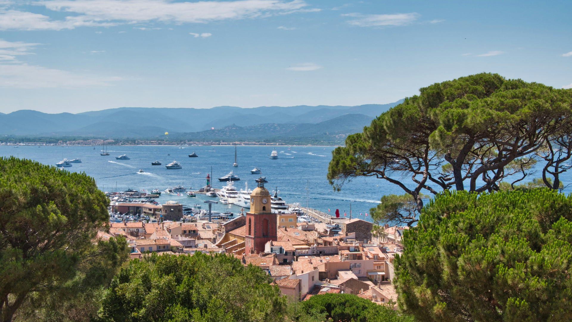 Arthur : sa maison à Saint-Tropez incarne le chic méditerranéen entre ...