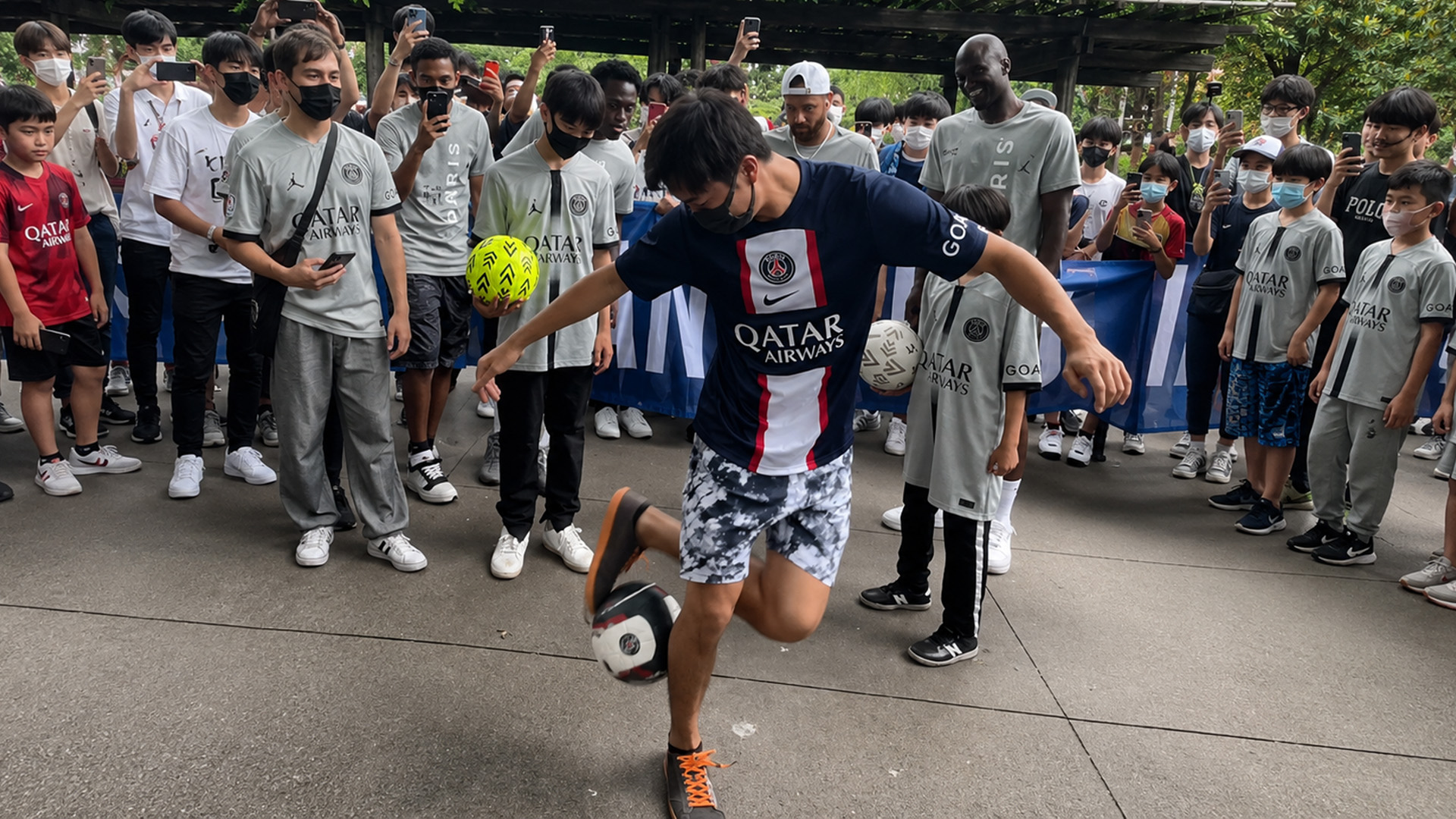 One random freestyler surprised Neymar with his freestyle skills