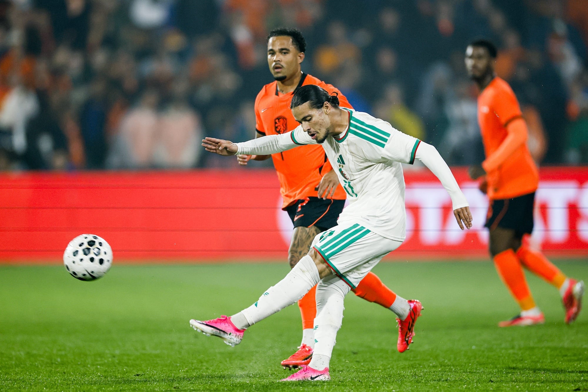 Pays Bas 0-1 Algérie : Hadj Moussa par un missile à domicile ! (vidéo)