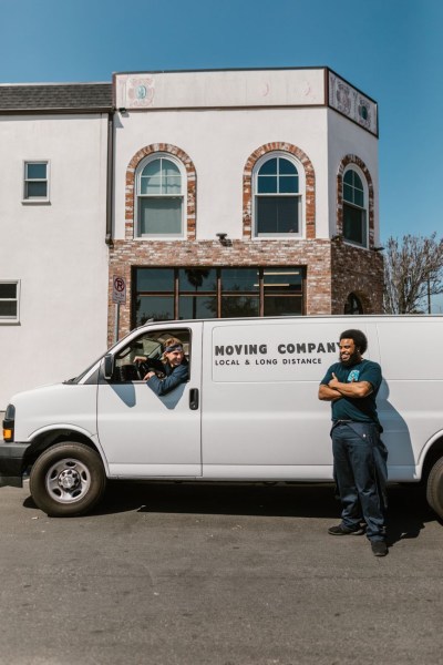 Hourly vs flat rate movers in Irvine: Which really saves you more?