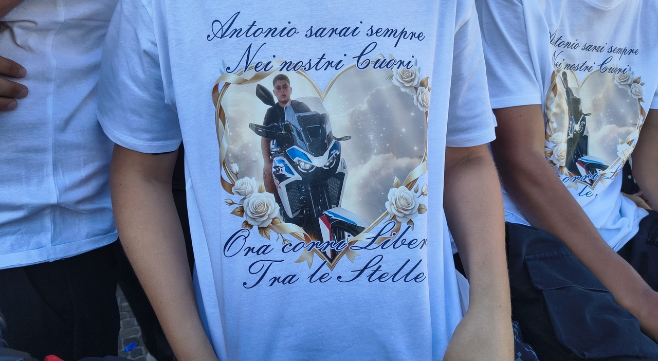 Rombo di moto e palloncini per l'ultimo saluto al piccolo Antonio: è ...