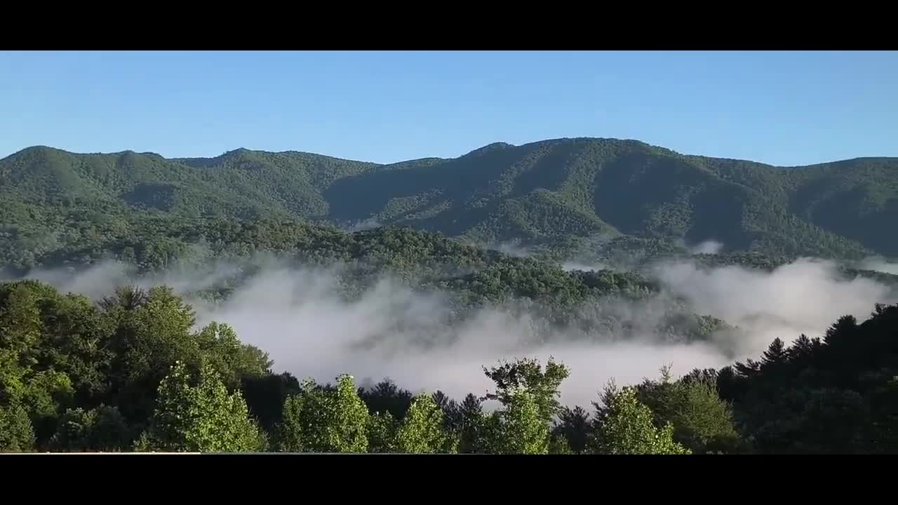 Sweeping fog rolls through mountains near Weaverville