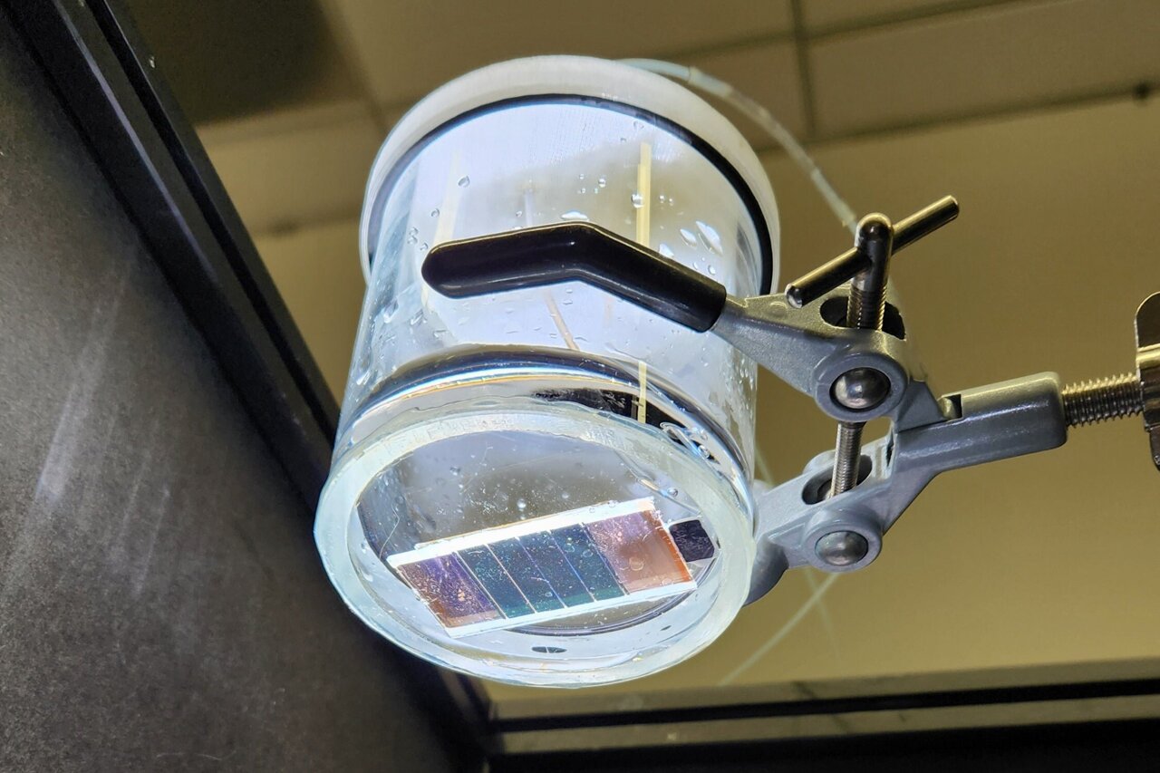 Standalone 'leaf' produces liquid fuel from sun, water and CO₂ with ...