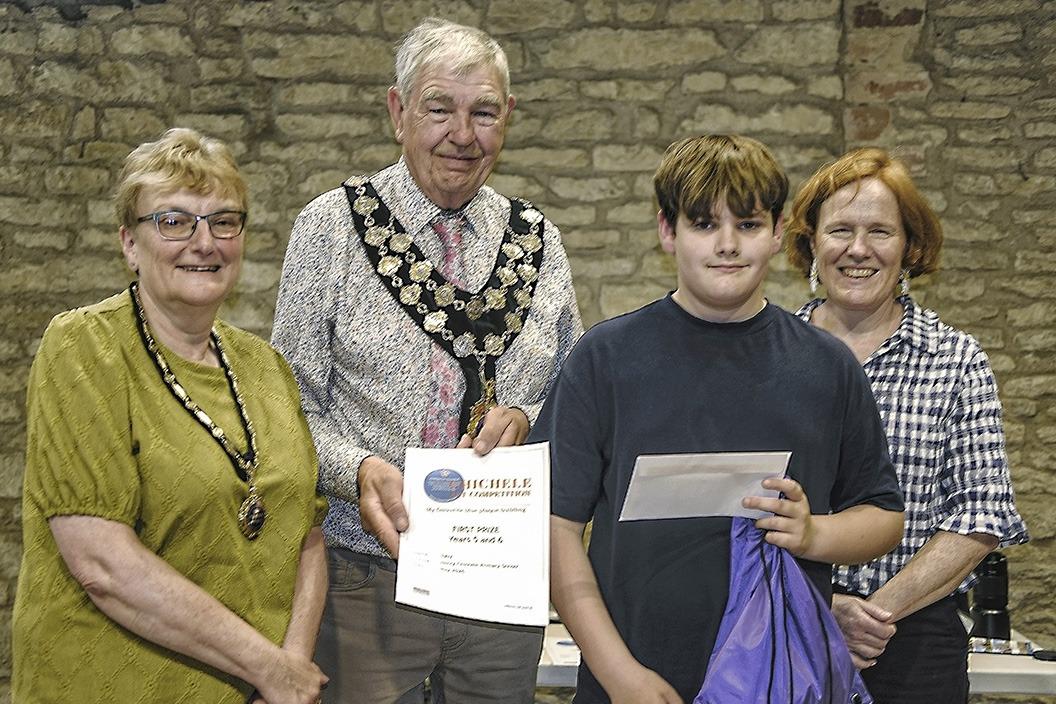 Higham Ferrers pupils choose a favourite Blue Plaque site for town art ...