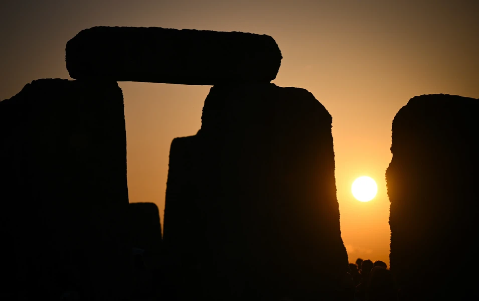 Study suggests Stonehenge altar stone moved by both ice and humans