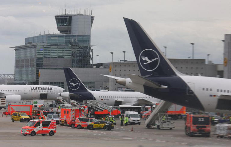 Several injured in Boeing 787 nose-gear collapse in Frankfurt