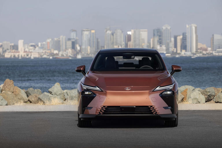 Lexus ES 2026: ora è elettrica e full hybrid di sesta generazione