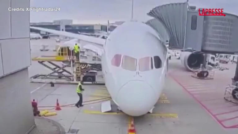 Germania, cede il carrello di un aereo Lufthansa al gate di Francoforte ...