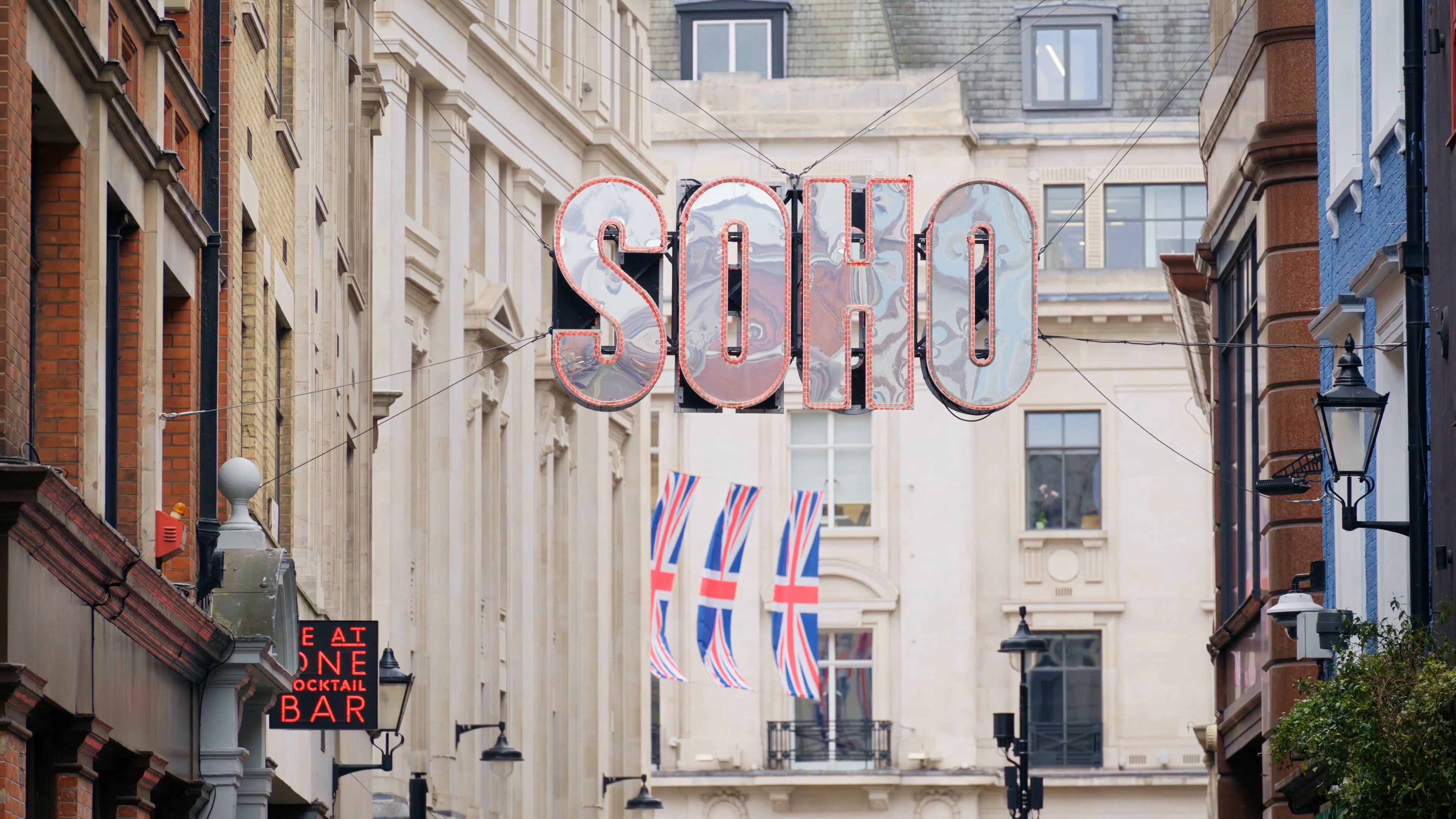 London mayor opposes plans to block new bar and restaurant licences