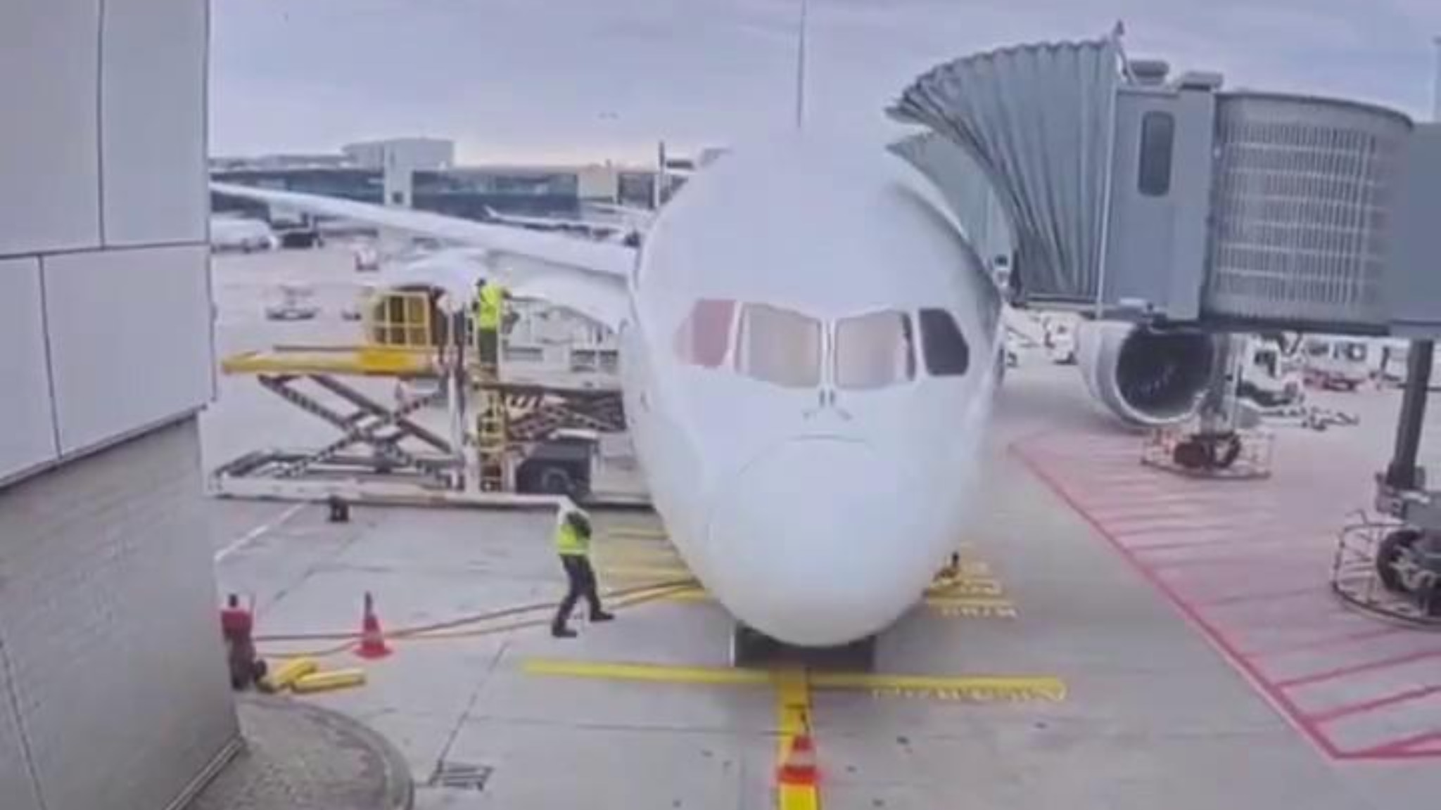 Francoforte, cede il carrello di un Boeing: il muso dell'aereo crolla ...