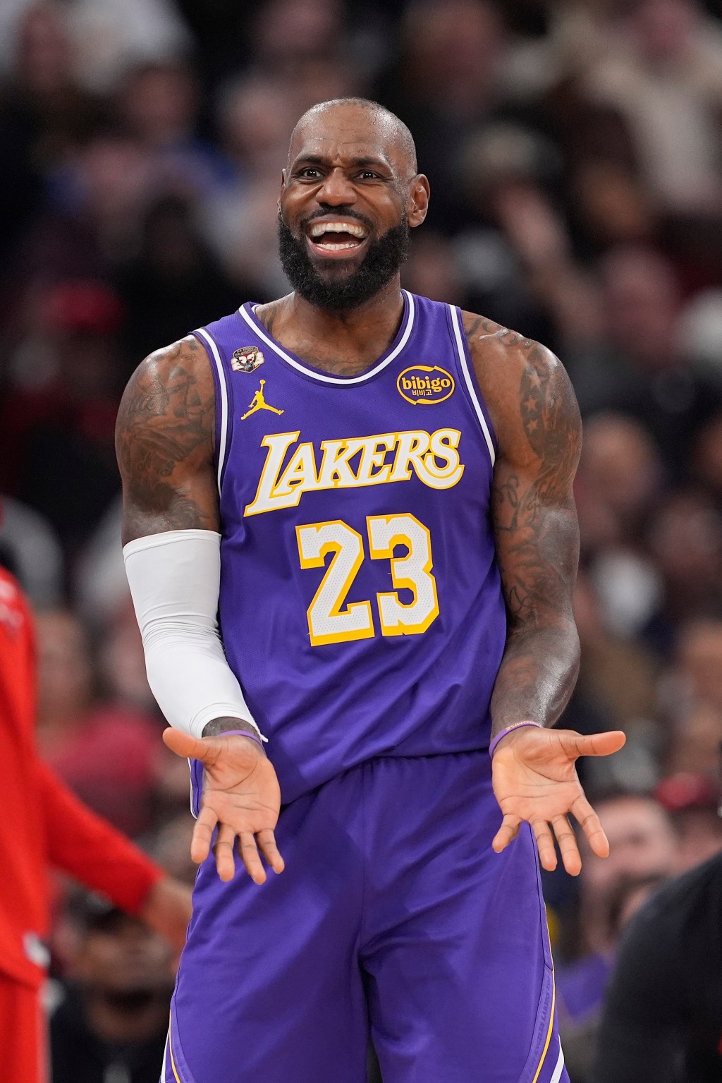 LeBron James stirs up controversy with video hitting golf balls into ...