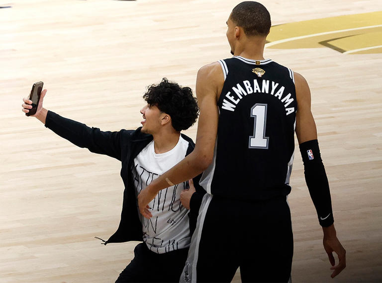2 NBA fans banned for life after storming court at Knicks, Spurs game