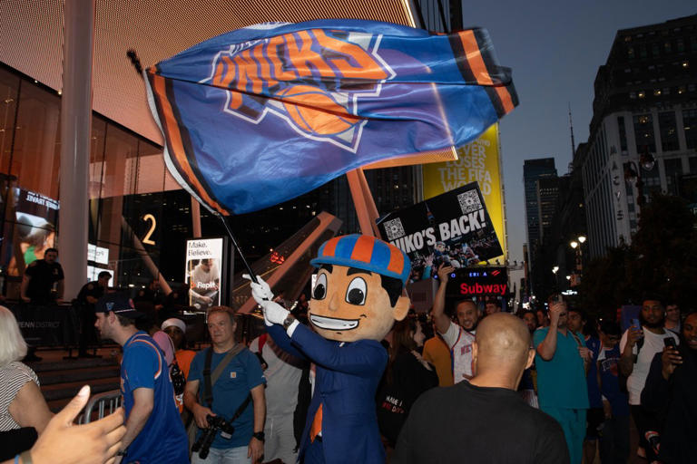 Knicks superfan leads party in NYC streets with knickerbocker costume ...