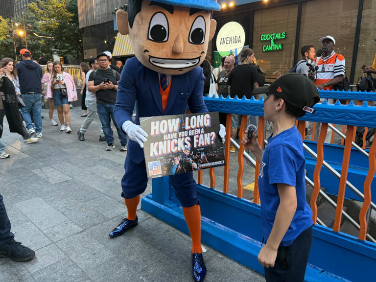 Knicks superfan leads party in NYC streets with knickerbocker costume ...