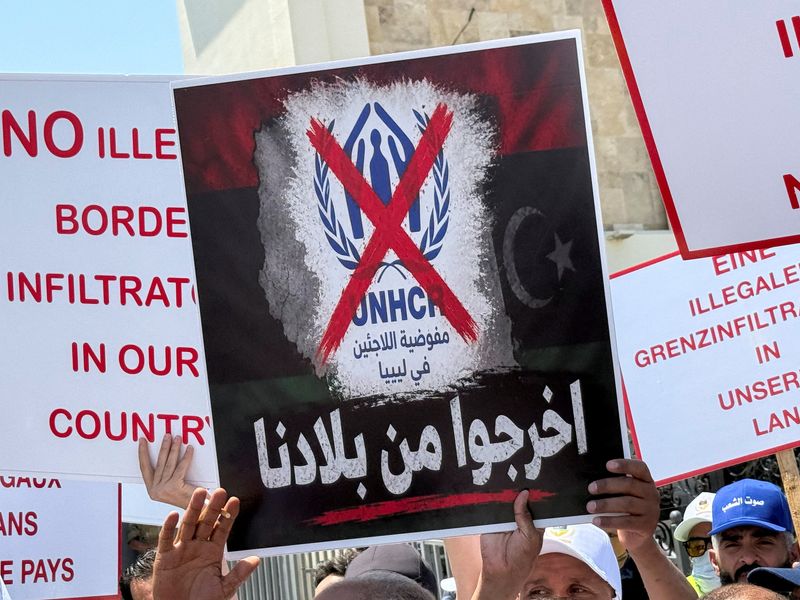 Libyans block off UN refugee office in protest against migrants