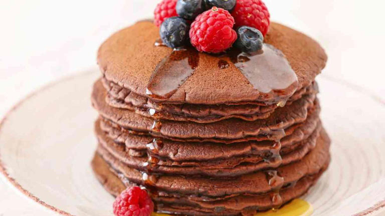 Hot cakes de chocolate esponjosos para un desayuno reconfortante
