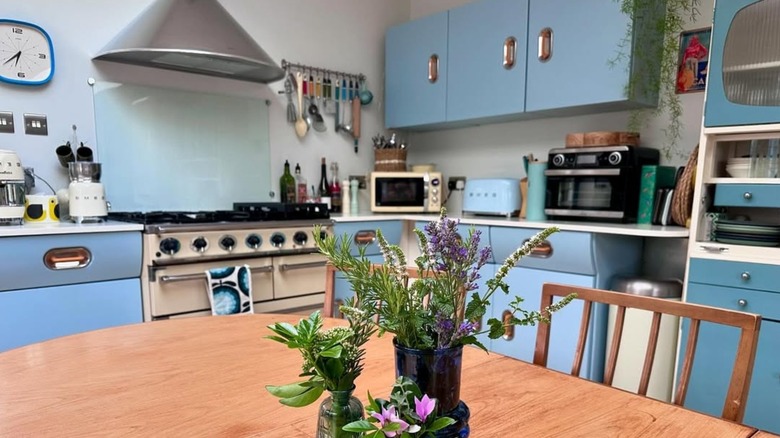 Everyone had them in the '50s — the retro kitchen cabinets you'll ...